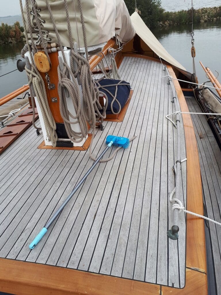 Teakdek grote boot buiten - Jachtwerk