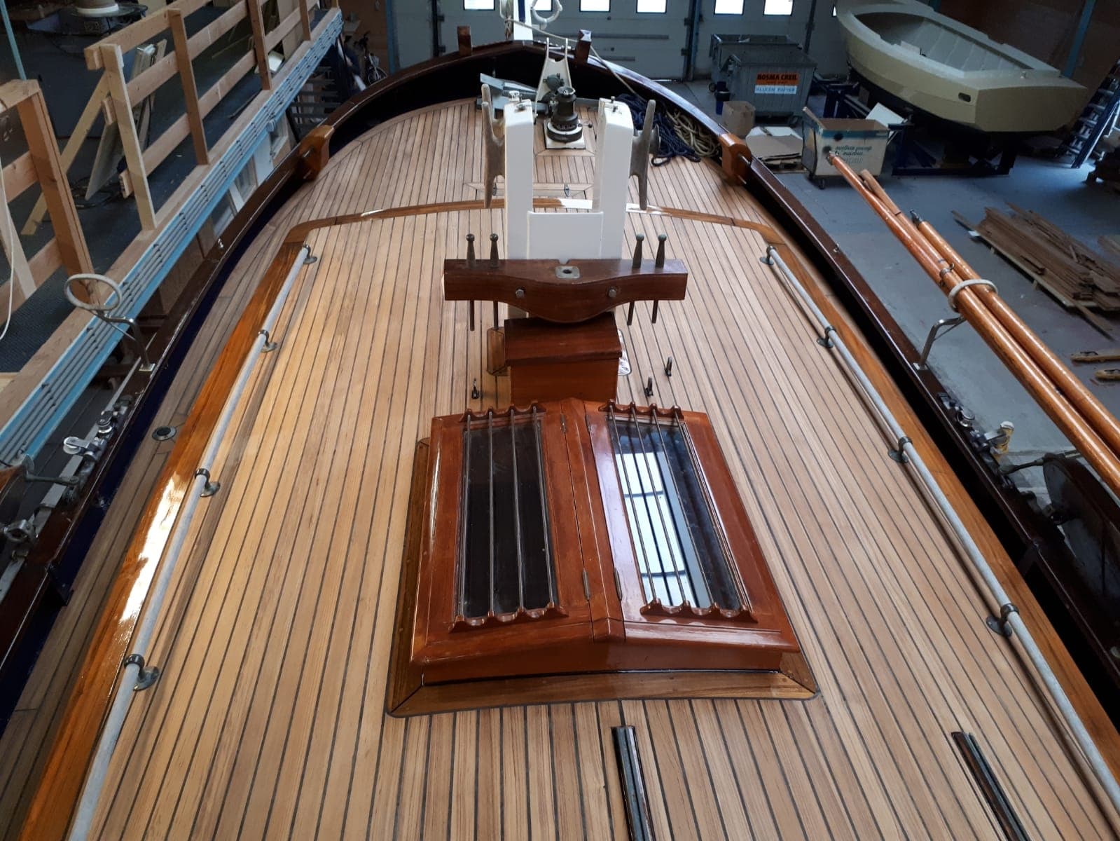 Teakdek grote boot in opslag - Jachtwerk